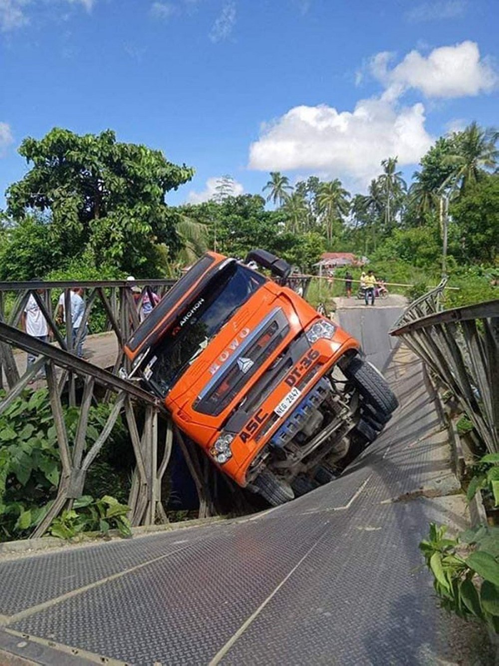 Borja Bridge in Catigbian, Bohol collapses