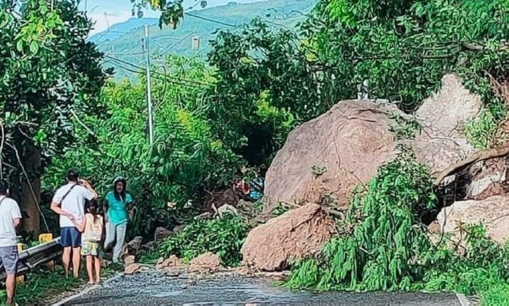 Boulder blocks highway in Oslob