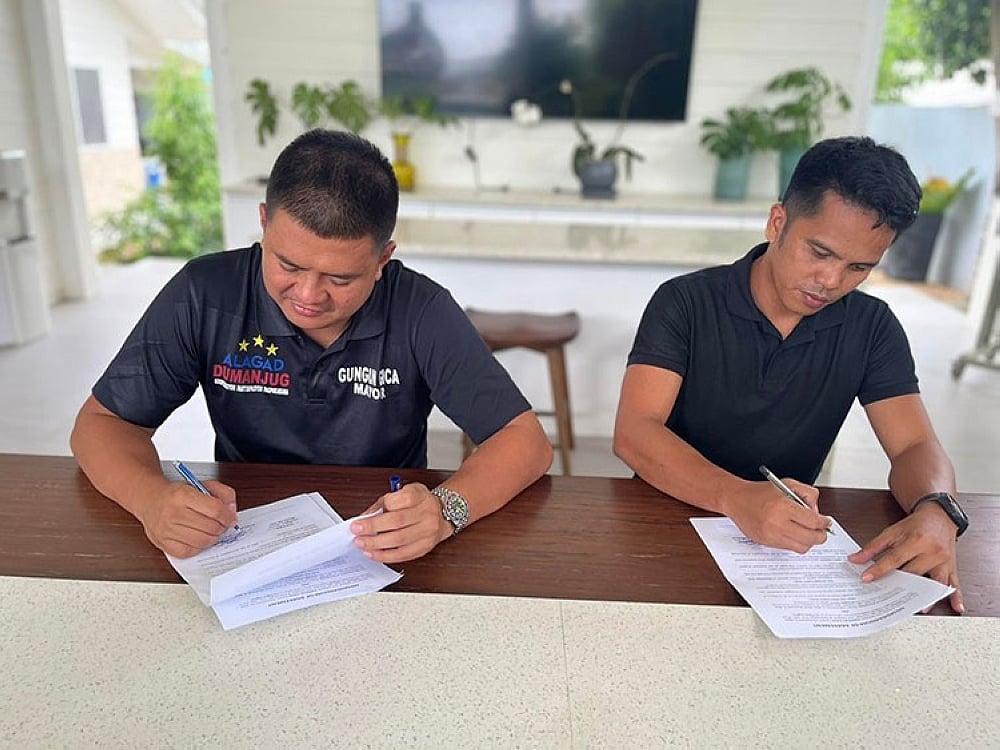 Dumanjug mayor inks hog-raising deal for constituents