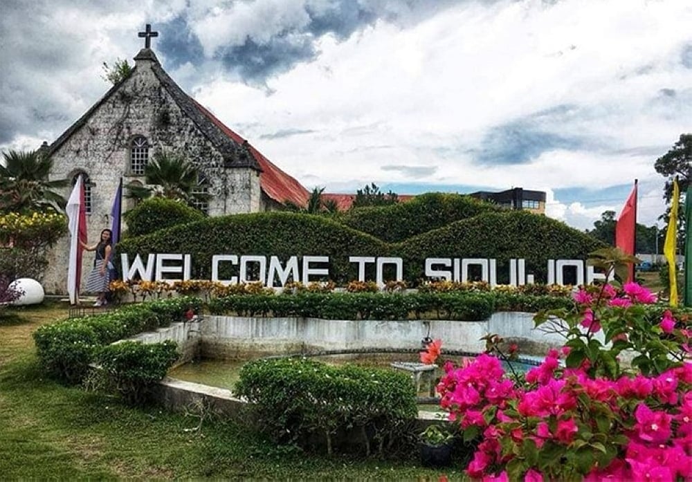 Siquijor allows tourists' entry sans vax card, swab test result