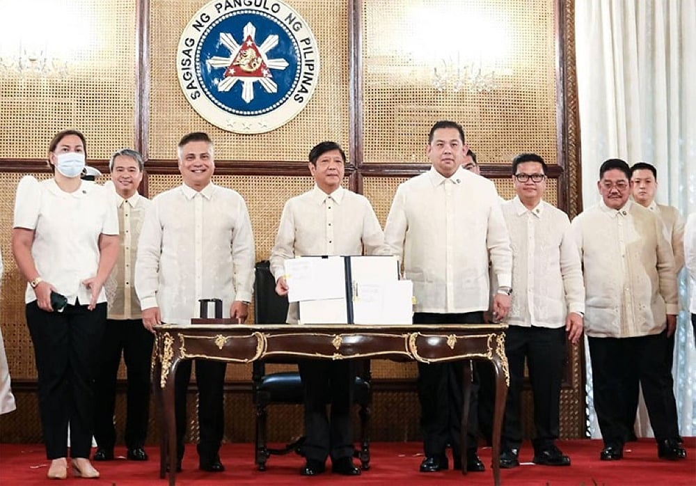 Marcos signs SIM Registration Act