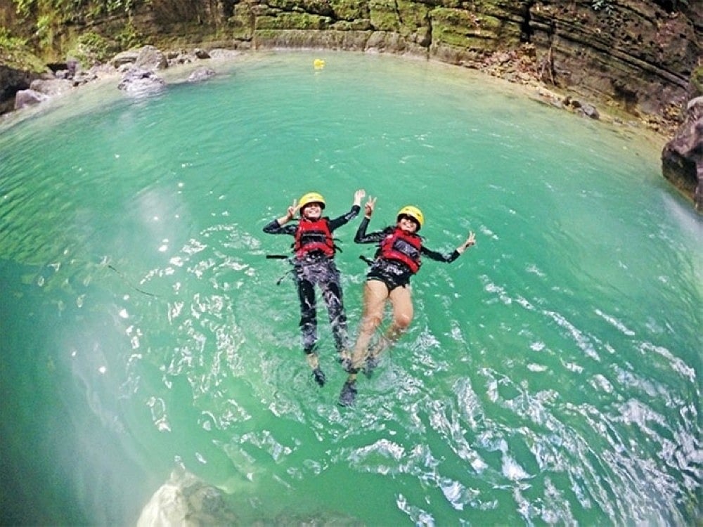 Tour guides sa Kawasan accredited na sa DOT 7