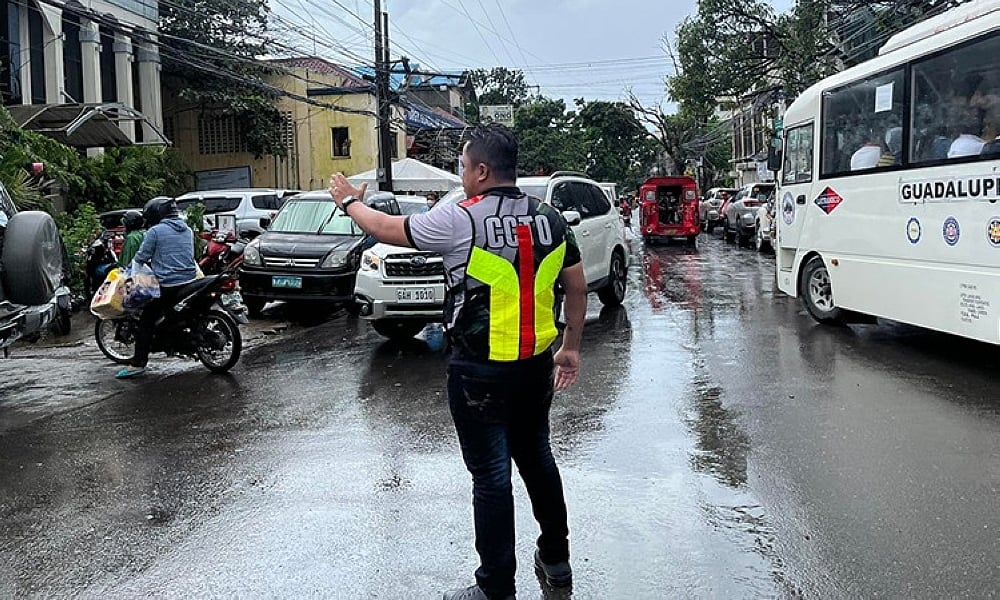 Cebu City traffic enforcers receive high visibility clothing