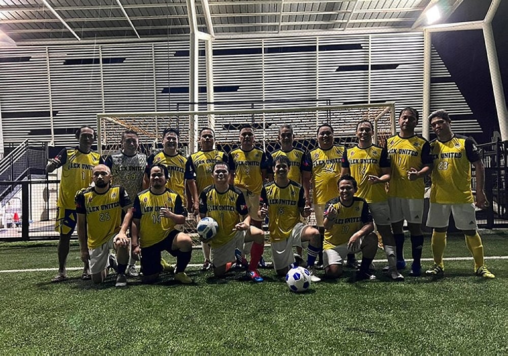 Mga abogado nag football