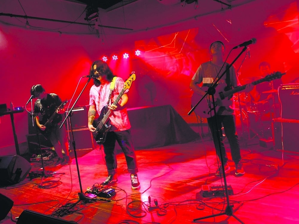 Electronic, indie music duo gives Cebu crowd 'best of both worlds'