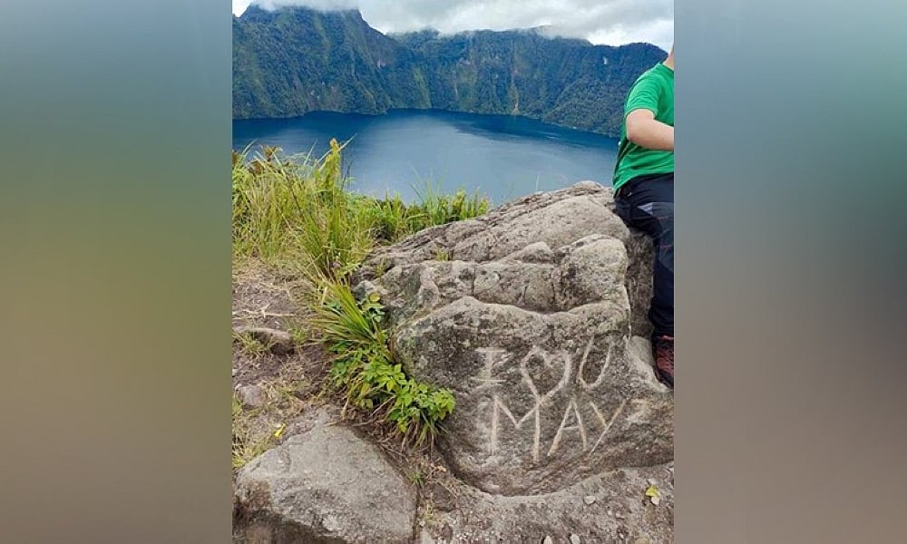 Tourists nag-vandal, nasakote