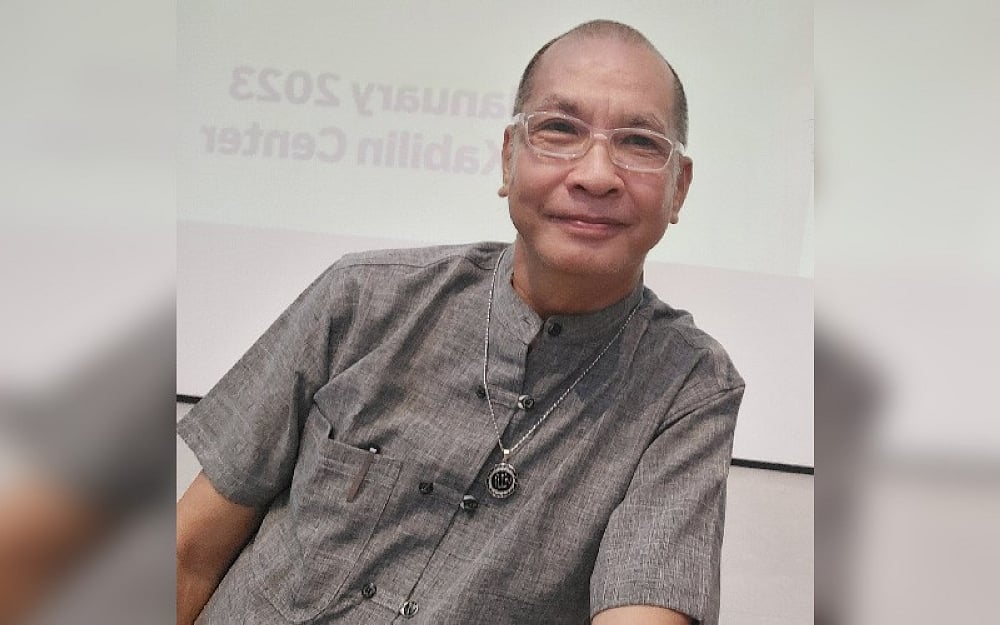 Rafi milusad og libro bahin sa Sinug dance