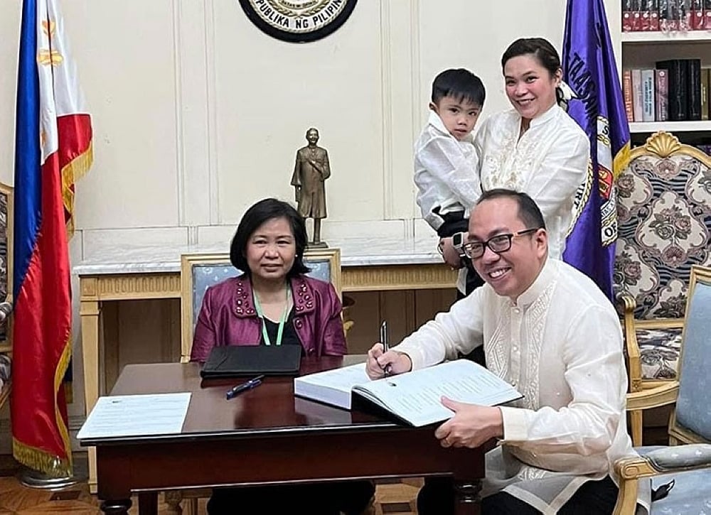 Atty. Jose Marty Go takes his oath as Supreme Court lawyer