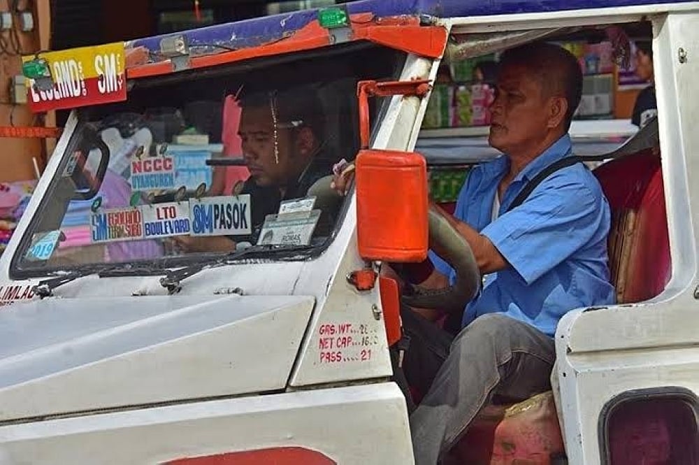 Liboang drayber makatilaw'g food packs
