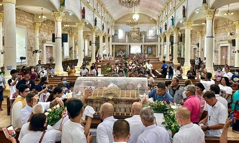 Thousands of devotees venerate on the 5th visit of the pilgrim relics ...