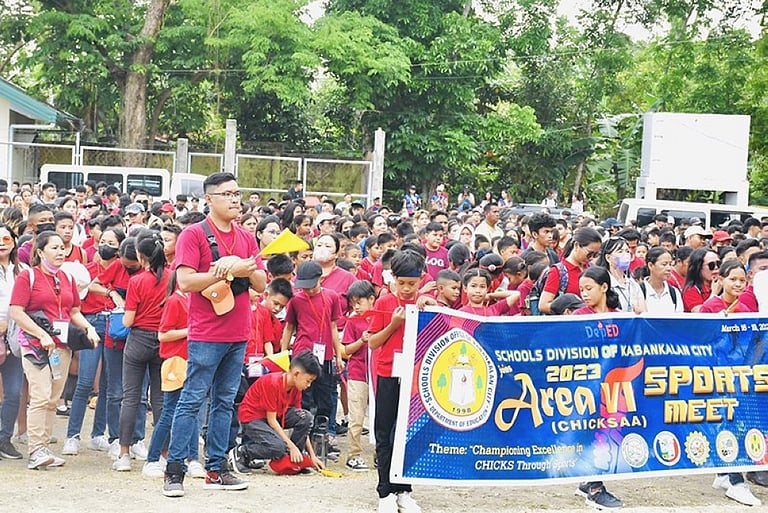 IN PHOTO: 825 athletes, coaches and officiating officials from the City ...