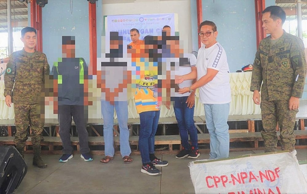 4 NPA rebels surrender to authorities in central Negros