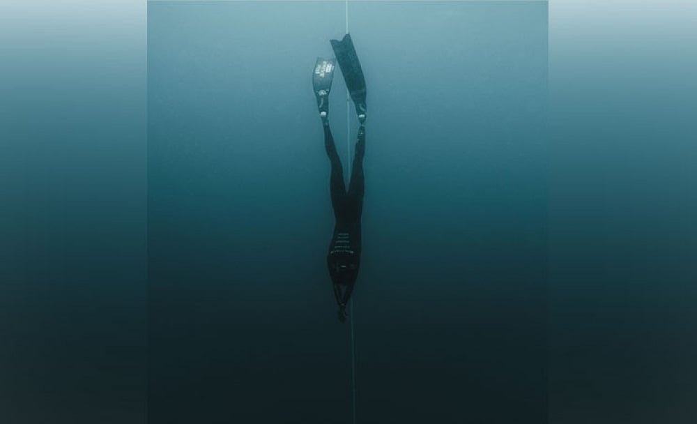 Italian diver sets world record