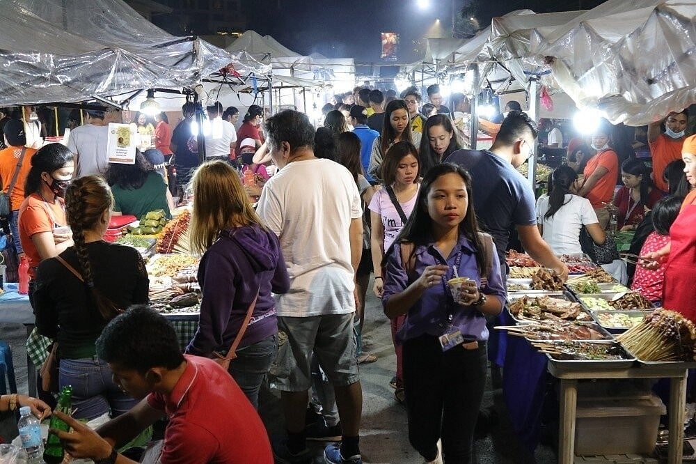 Toril Night Market holds soft opening