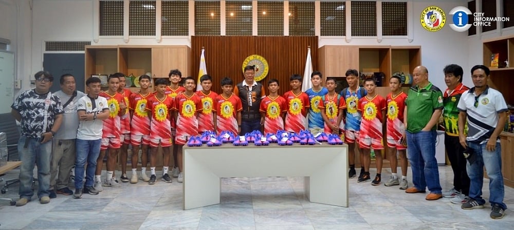 Tañon College FC receive new football cleats