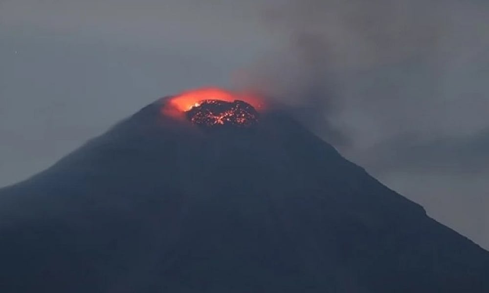 Mayon erupts; Red Cross sends aid after 18K flee