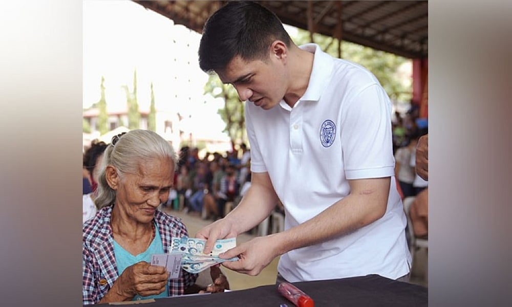 Flood victims get financial aid from city government
