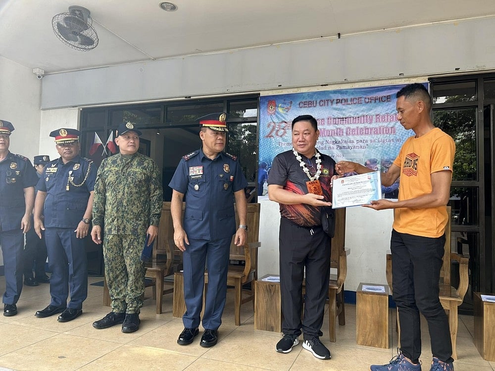 CCPO gives certificate of appreciation to security guard who helped ...