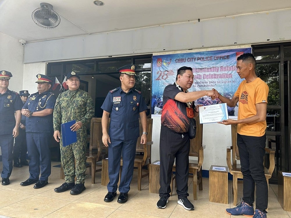 Guwardiya gihataga'g pasidungog sa CCPO