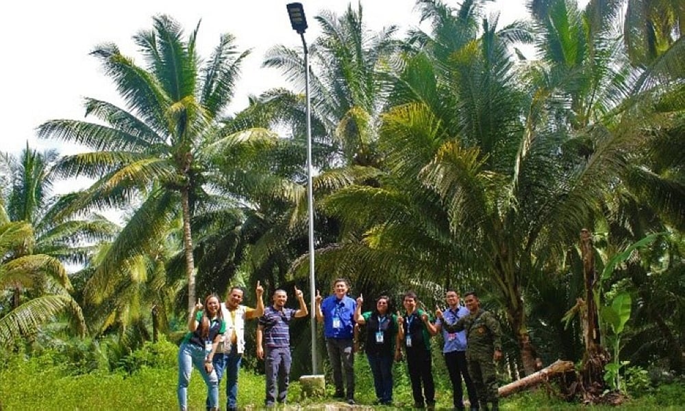 Solar street lights now 'Light Up' Lumiad in Paquibato