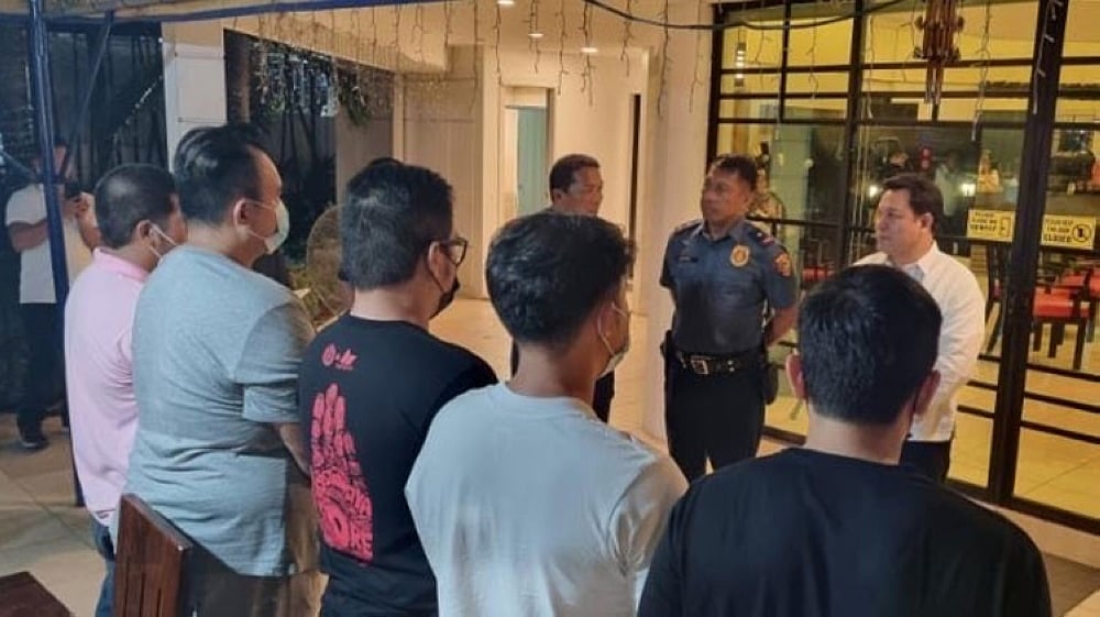 5 cops accused of robbery-extortion surrender, maintain innocence