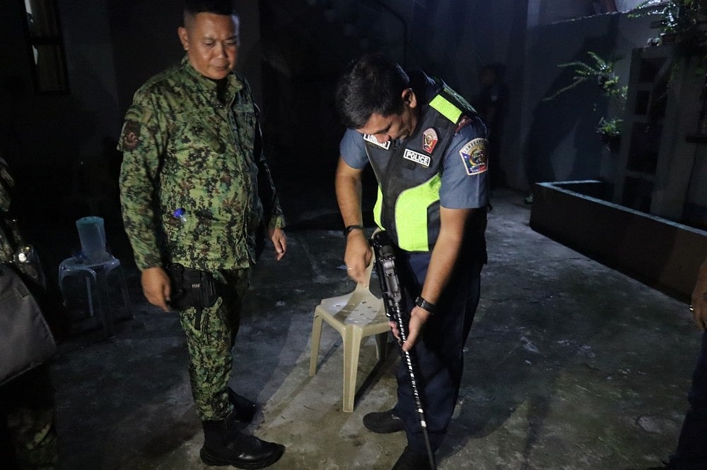 Cops arrest 3 gun peddlers in entrapment operation