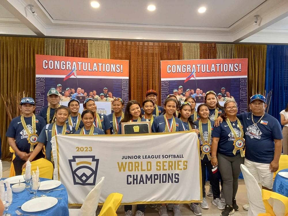 Junior world softball champ of Negros receives hero’s welcome