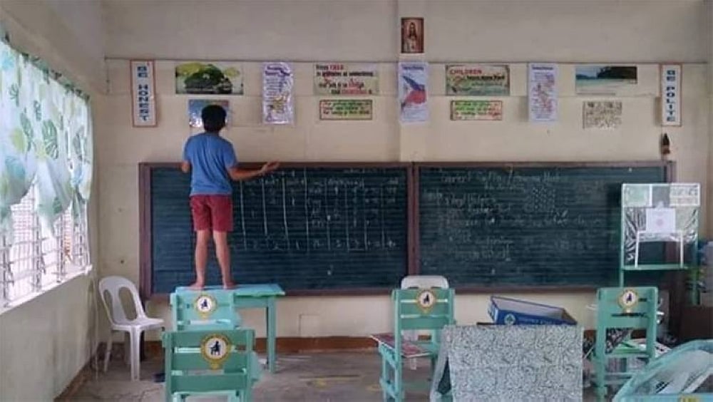 DepEd to schools: Clear classroom walls of decorations