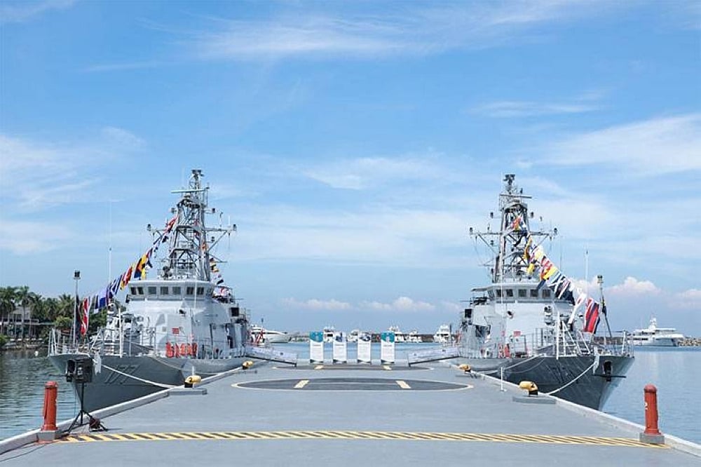 Philippine Navy commissions 2 US-donated vessels