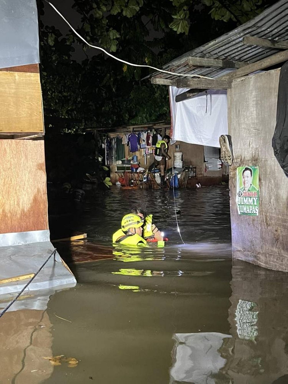 Mandaue City village residents experience neck-deep flood due to heavy ...