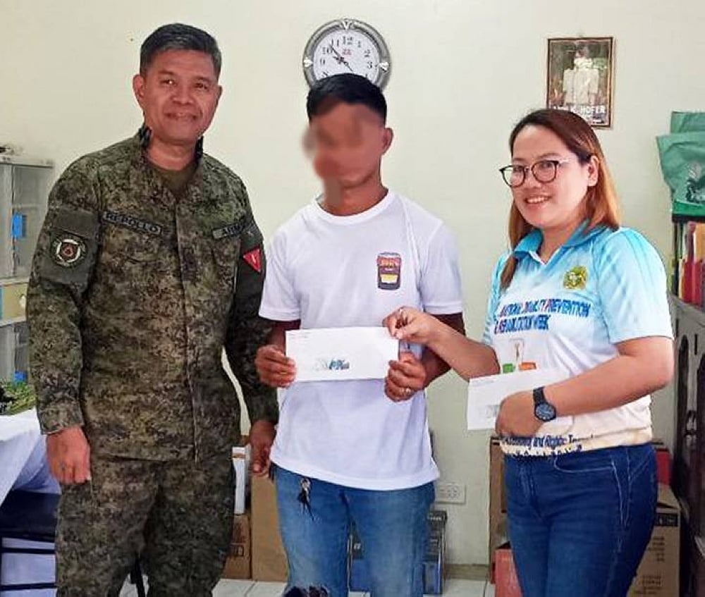 6 ‘friends rescued’ receive financial aid
