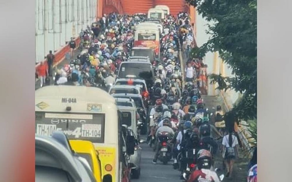 Bridge lid theft causes traffic for 2 hours