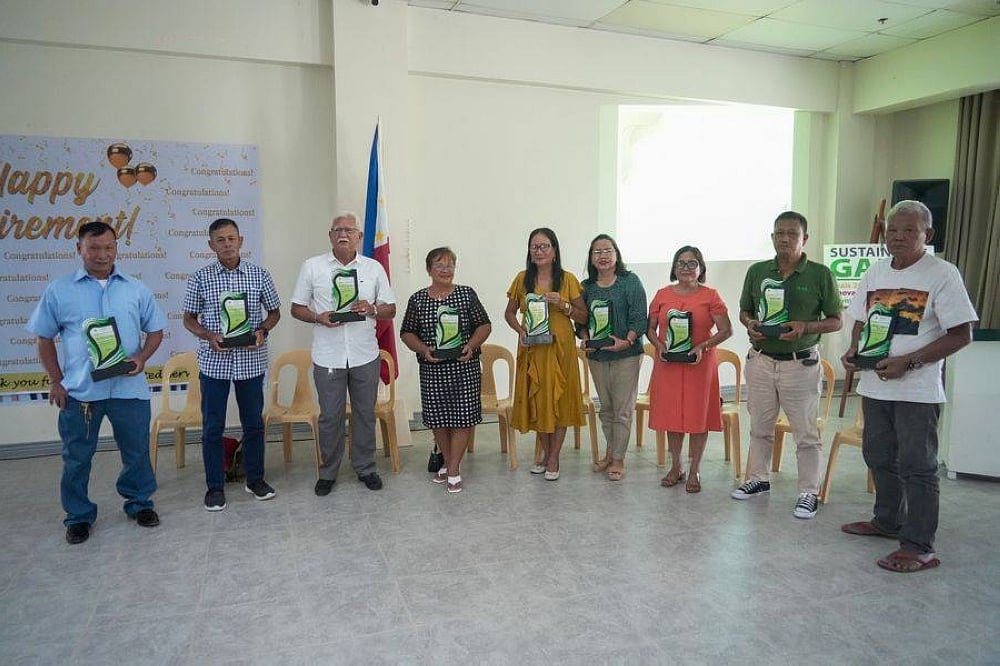 Sipalay LGU thanks retirees for years of service