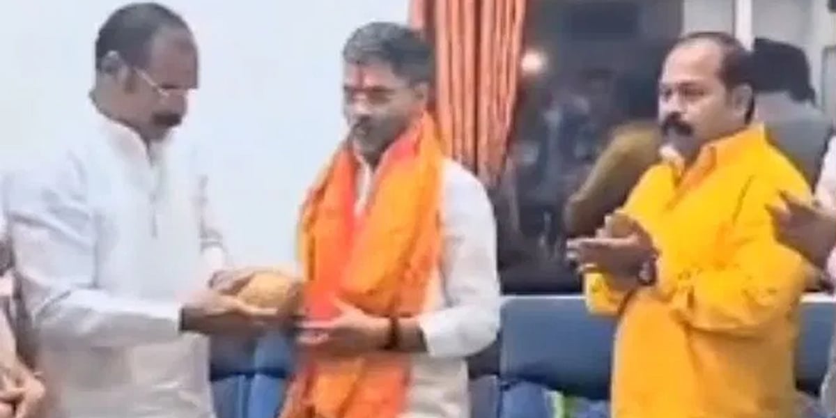 Pune: Notorious Gangster Gaja Marne felicitates MP Nilesh Lanke