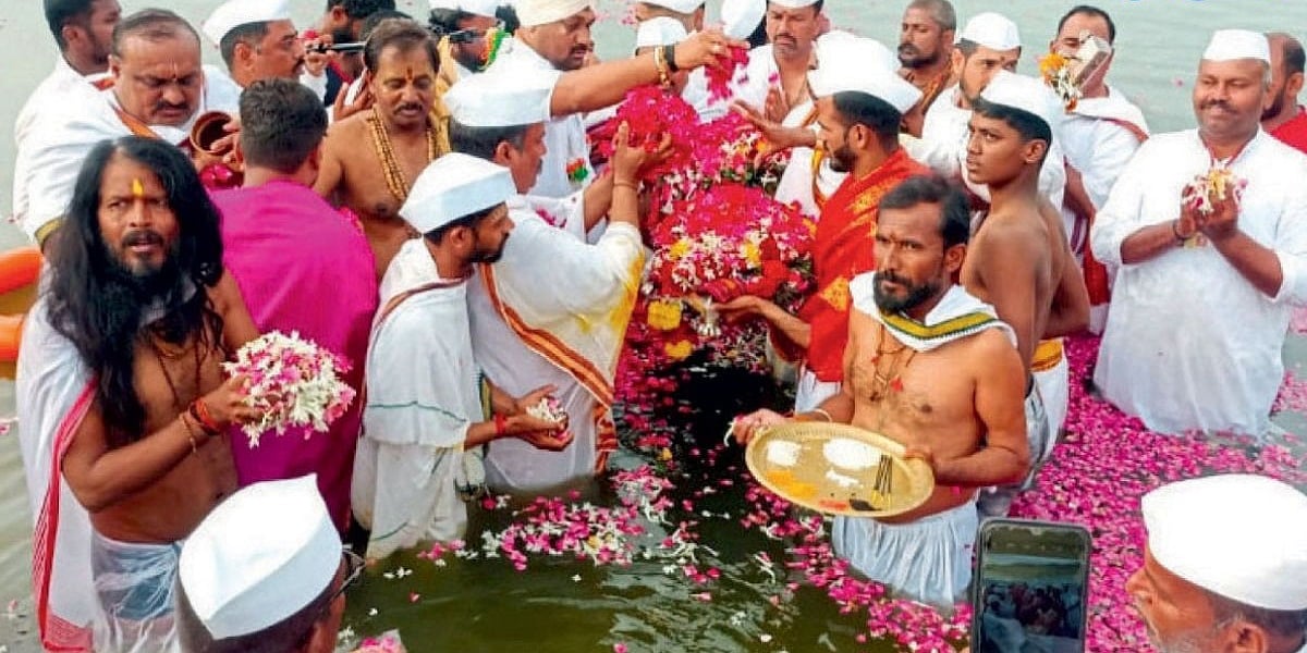 Sant Tukaram Maharaj Padukas Given Royal Bath in Neera River ...