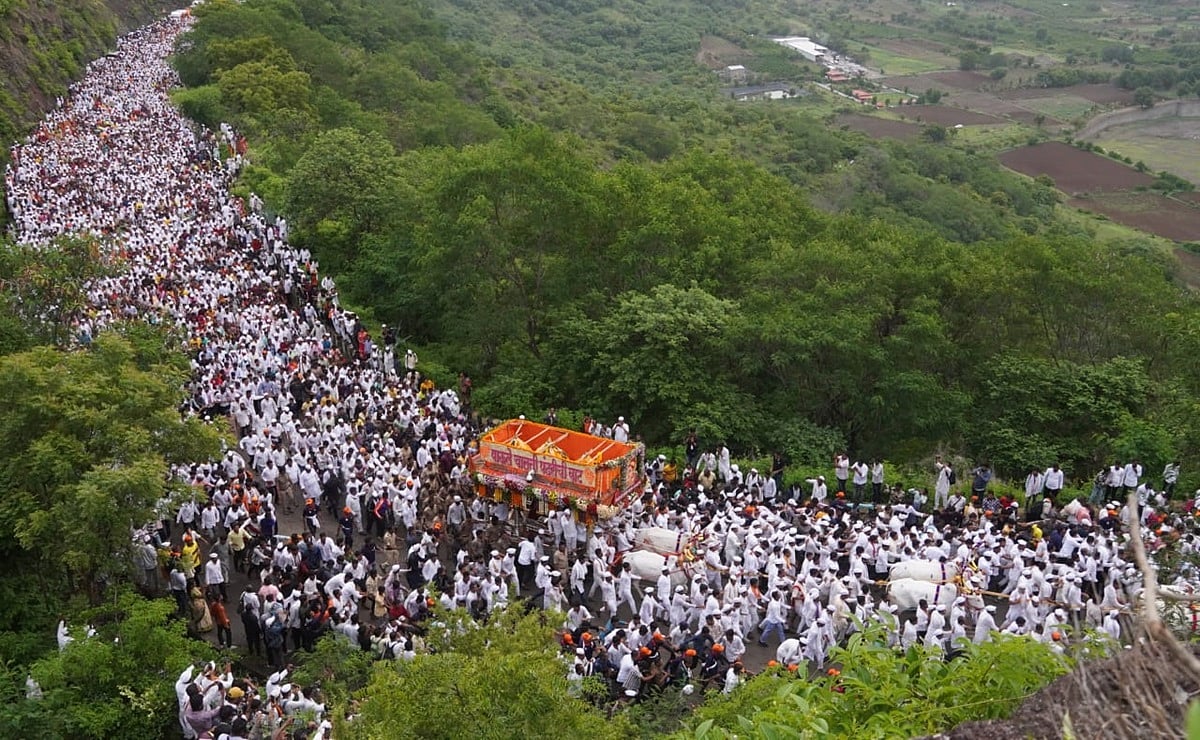 Dangerous Stunt: Youth Seen Hanging Off Ambulance in Dive Ghat ...