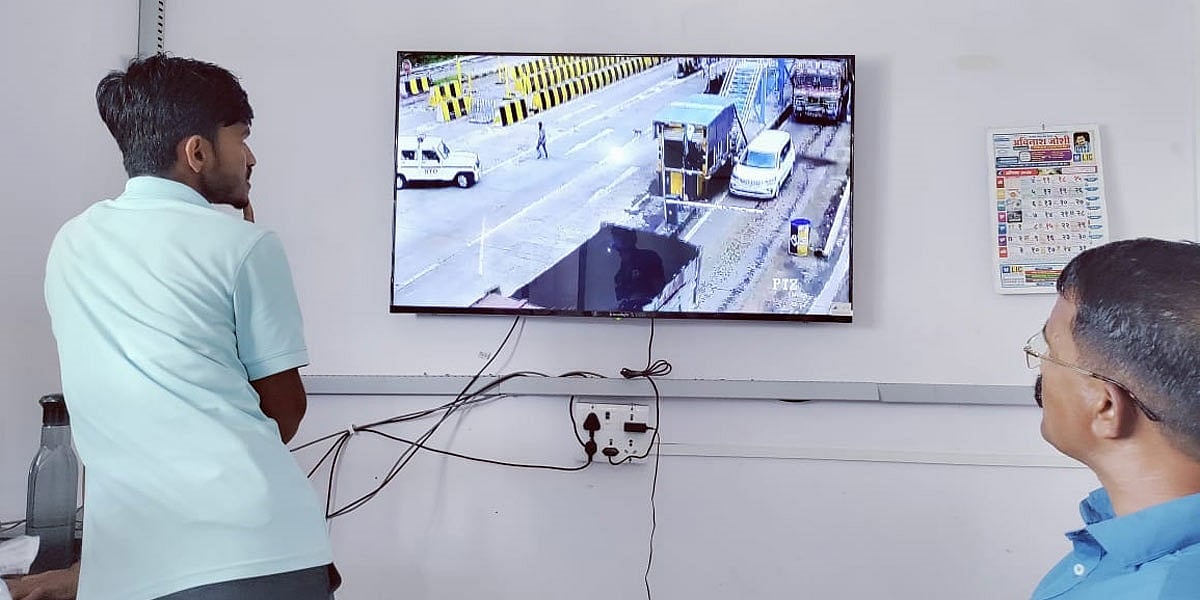 ID Dispute: RTO Officer Humiliates Toll Employee at Baramati Toll Plaza ...