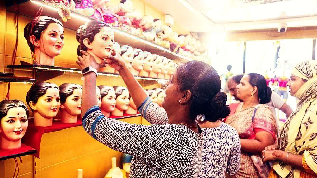 Pune Markets Abuzz with Gauri Festival Preparations | The Bridge Chronicle