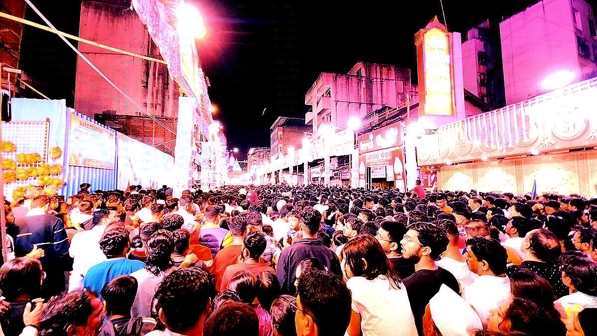 Massive Weekend Crowds in Pune for Viewing Ganesh Mandal Tableaux ...