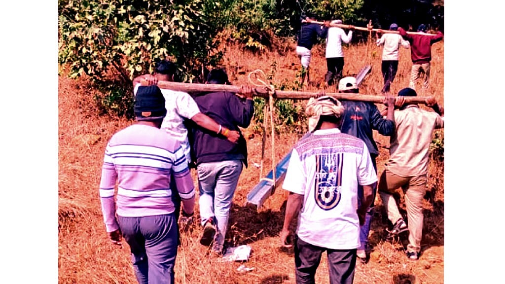 MSEDCL Team Carries Pole on Foot to Restore Electricity in Bhor ...