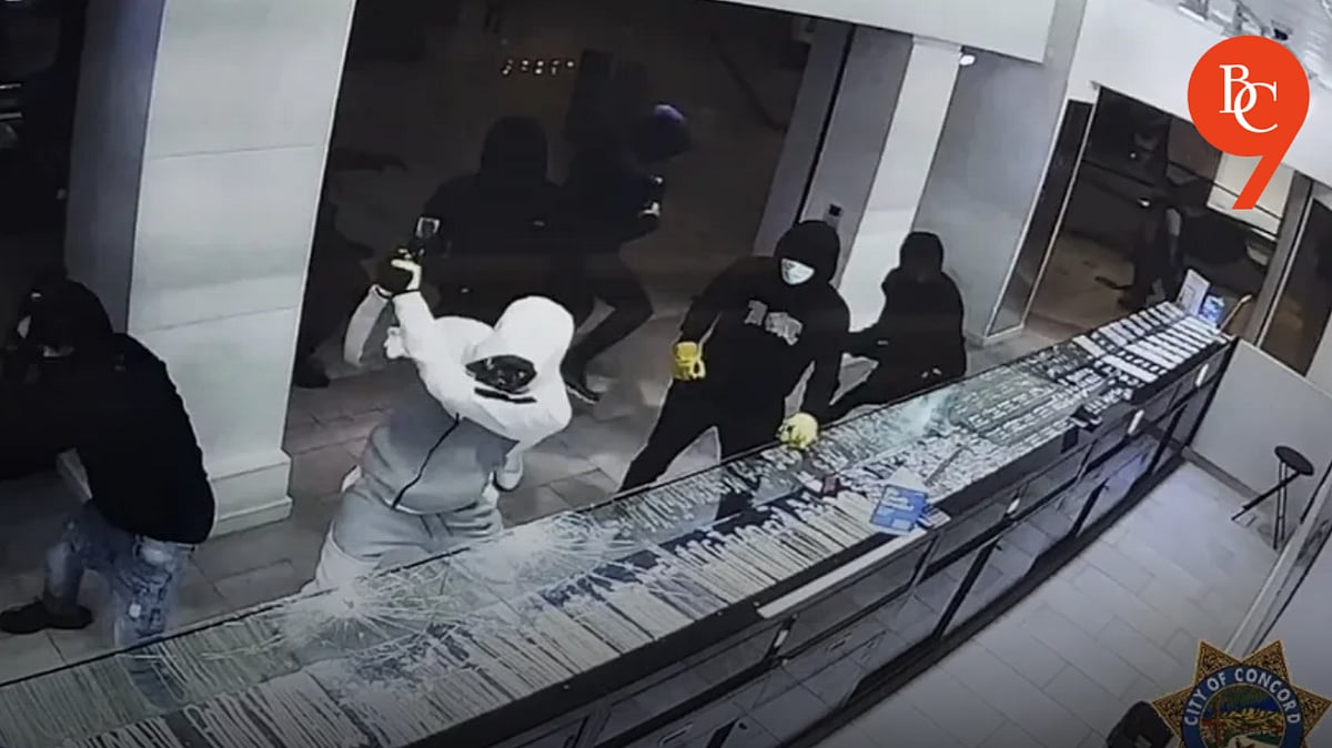 Pune Jewelry Store Robbed at Gunpoint with Toy Pistol; 25-30 Tolas of ...