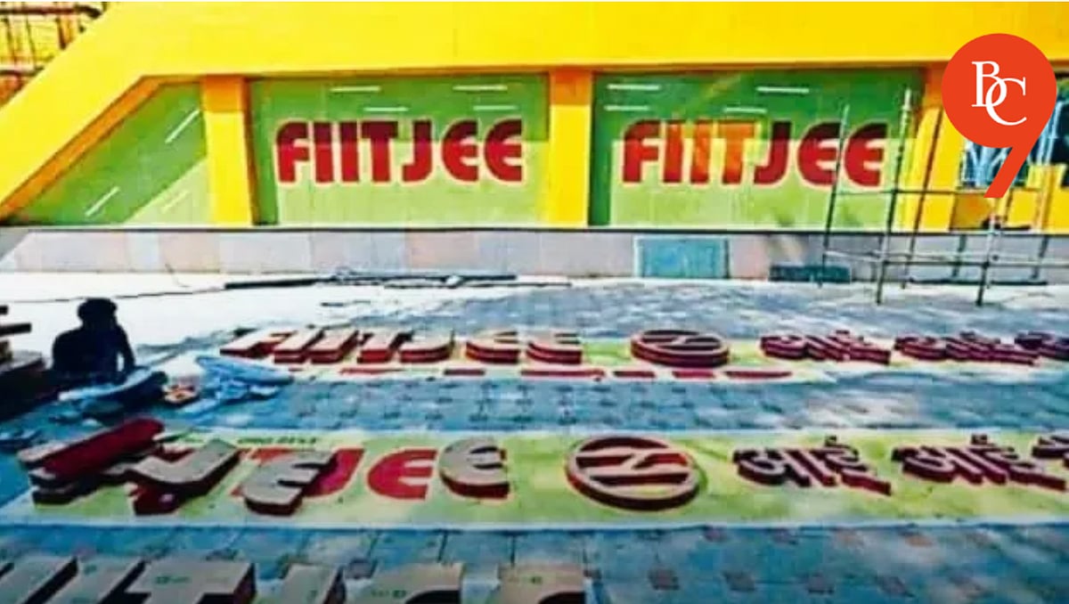 JEE Coaching Scam: FIITJEE Chairman Goel, Staff Accused of Cheating 31 ...