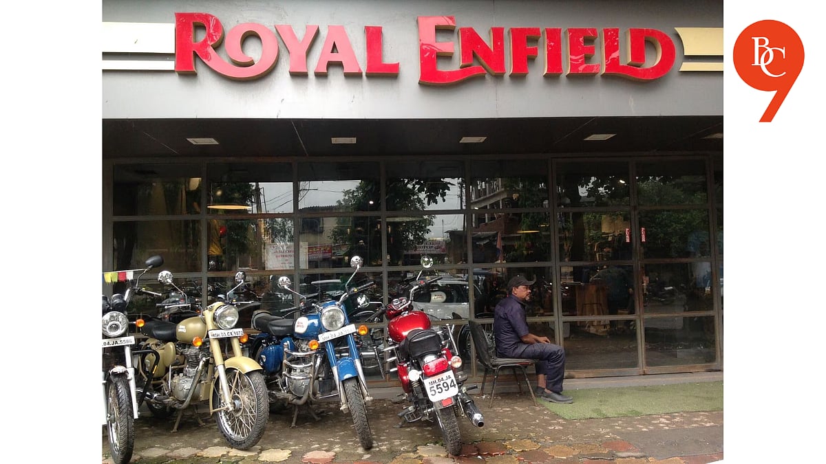 Pune Crime Alert: Armed Robbery at Bullet Showroom, ₹7.11 Lakh Stolen