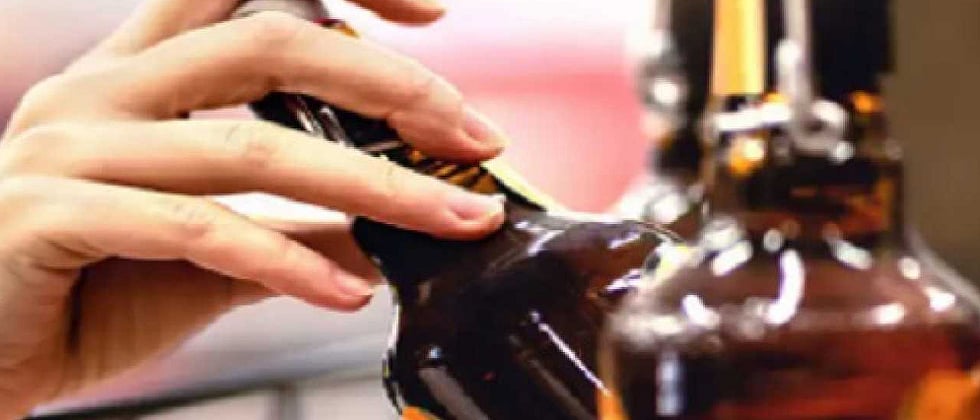 Police raid Hotel Plink in Yerawada, seize illegally stocked alcohol ...