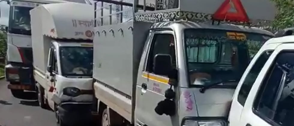 Pune: Navale bridge accident sees vehicles piling up