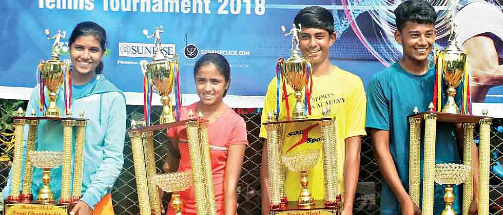 Double crown for Mahajan