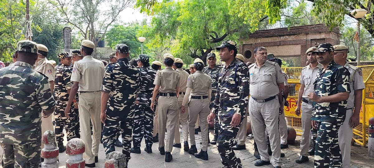 Campus Harassment: Delhi Police thrashes DU students as they protest ...