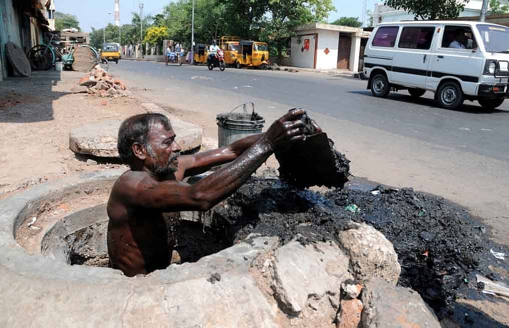 Despite the ban of the Supreme Court, men are getting down in the sewer ...