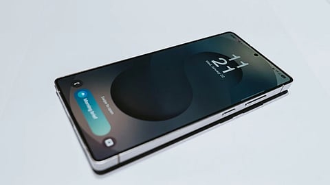 Samsung Galaxy S26 Ultra Privacy Display; Apple MacBooks May Adopt by 2029