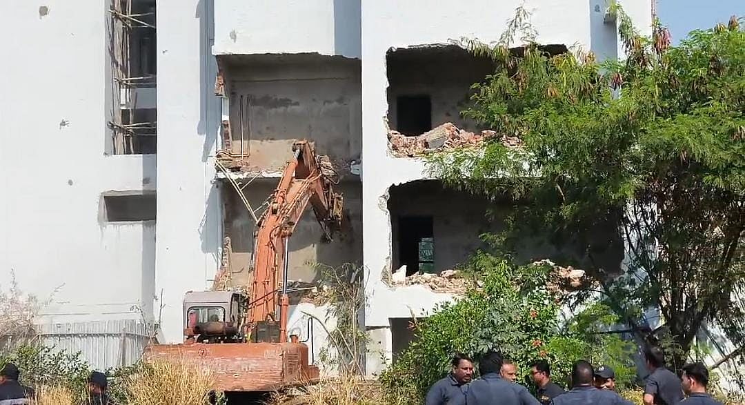 HYDRAA demolishes five-storeyed building in Hyderabad's Madhapur